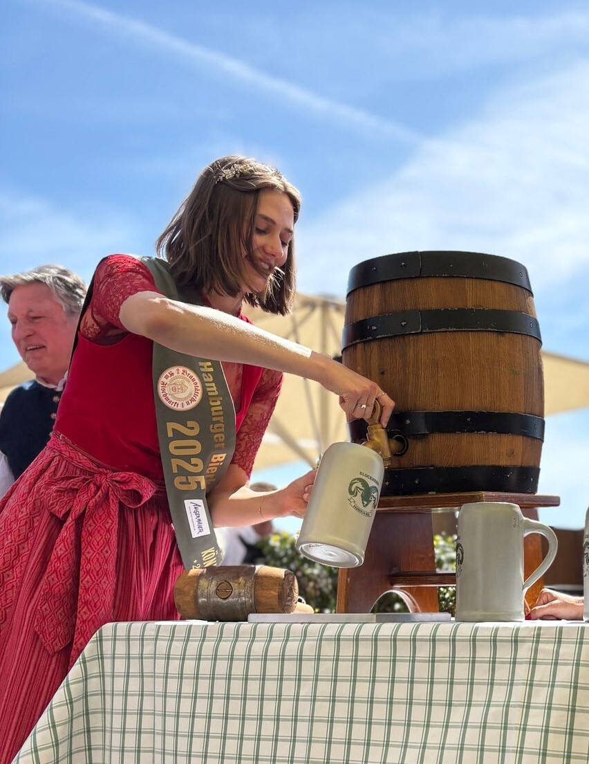 "Mai-Lights" im BLOCKBRÄU: Hamburger Bierkönigin sticht den Maibock an